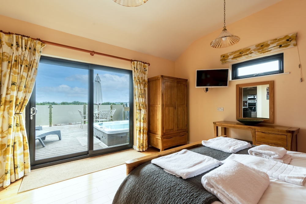 Buttercup Lodge - Sleeps 4/5 With Hot Tub & Countryside Views - Cheddar