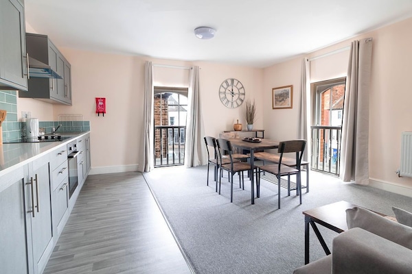Apartamento, 2 quartos | Sala de estar | Televisor LCD de 28 polegadas com canais digitais, televisor