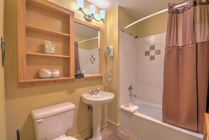 Apartamento em Condomínio Fechado, 1 quarto | Casa de banho | Toalhas fornecidas