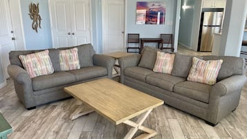 Condo, 2 quartos | Área de estar