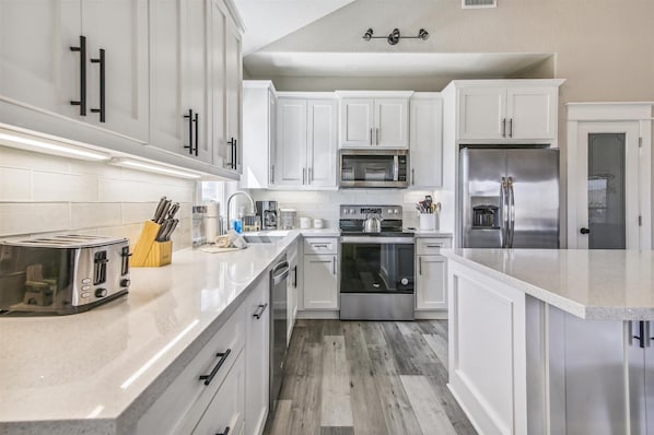 Casa, vĂĄrias camas, pĂĄtio, vista para o oceano | Cozinha privada | Um frigorĂfico, um micro-ondas, um forno, uma placa de cozinha
