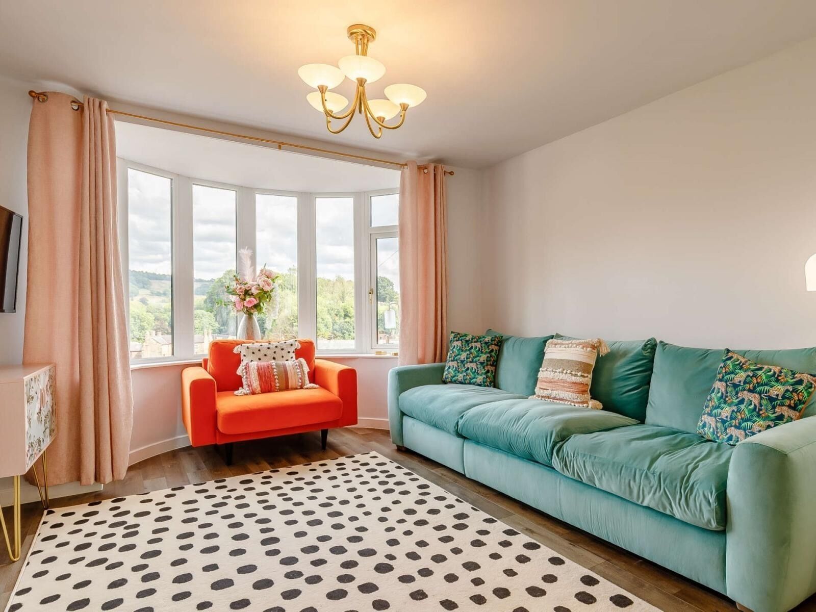 Dawns House In The Peaks Overlooking The Mill Pond - Belper