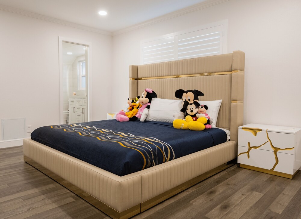 Six Bedroom Room Mansion - minutes from Disneyland - Anaheim | Vrbo