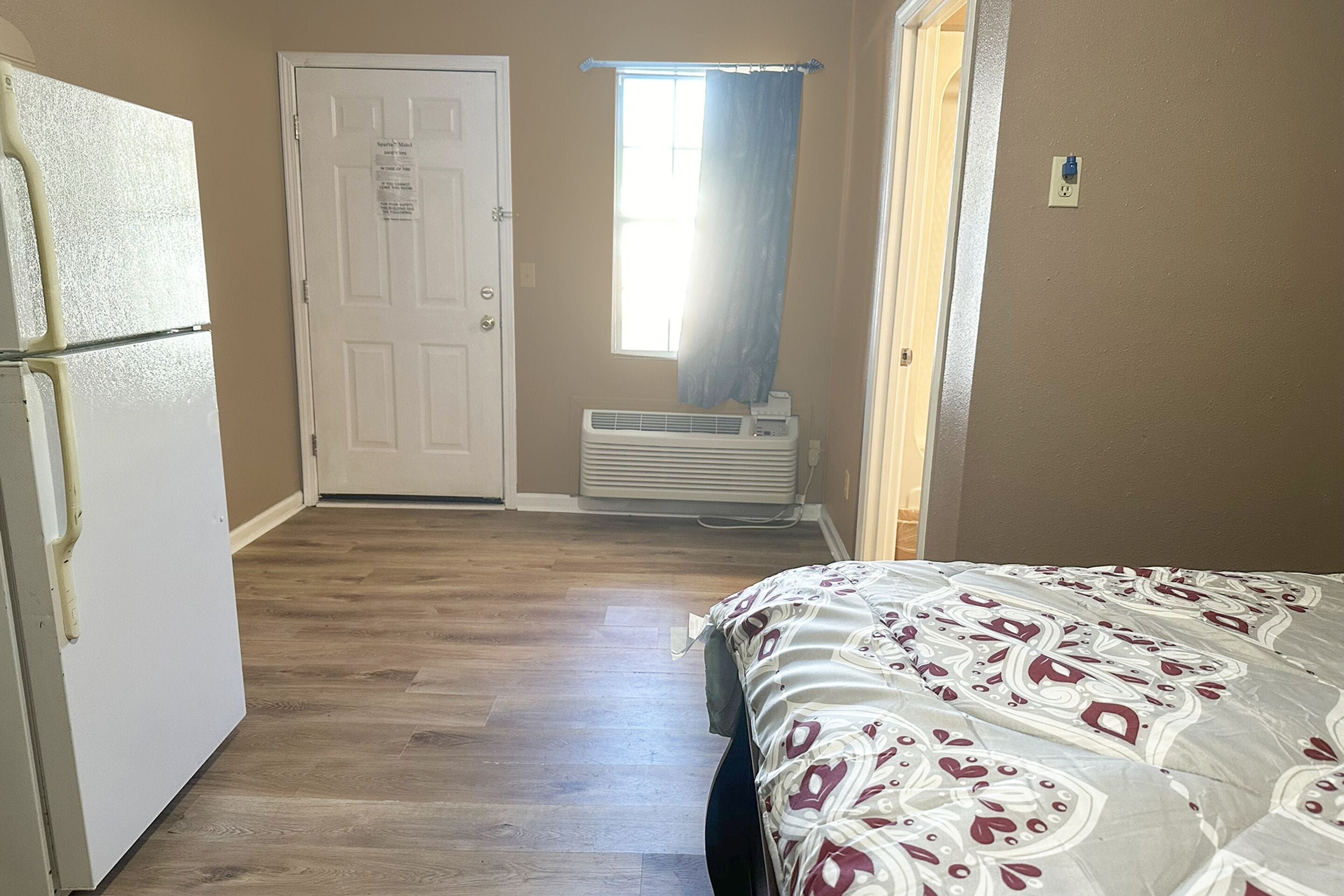 Quarto, 1 cama queen-size, fumadores | Secretária, Wi-fi grátis, roupa de cama fornecida 