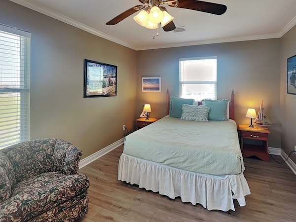 Cottage By The Sea By Ryson Vacation Rentals - Galveston