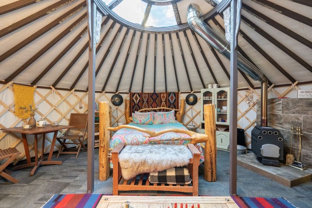 "Shanti Yurt" with private hot tub in Bragg Creek - Bragg Creek | Vrbo