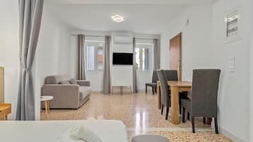 Apartamento Comfort | Cortinas/cortinados opacos, ferro/tábua de engomar, Wi-fi grátis