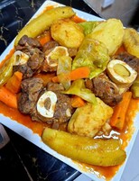 Prato com carne, batatas e legumes ao molho.