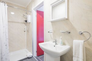 Quarto Duplo ou Twin Clássico | Casa de banho | Um polibã, um secador de cabelo, toalhas fornecidas, sabão