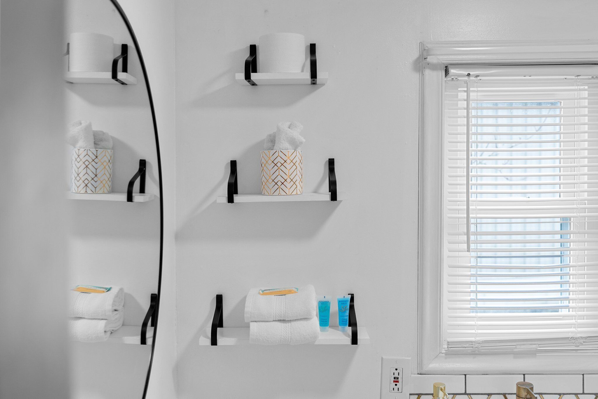 Suite-Estúdio Deluxe | Casa de banho | Um polibã, toalhas fornecidas, papel higiénico 