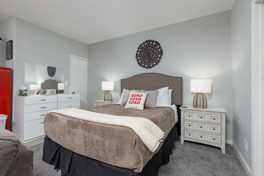 Suite Dreams In Sin City - Studio Just 10 Minutes To The Strip - Paradise, NV