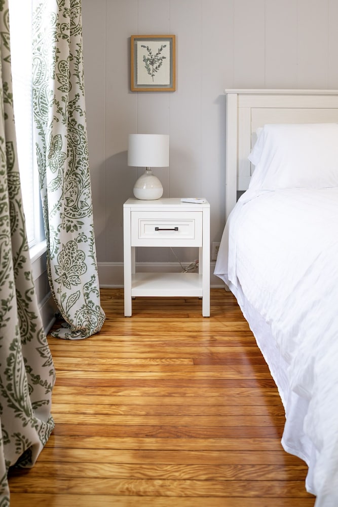 Beautiful Remodeled Downtown Frederick Cottage (Pet-friendly) - Frederick