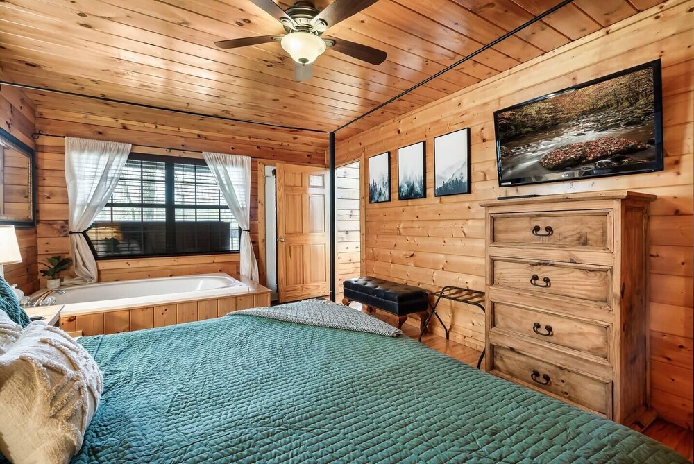 Dollywood Cabin with Hot Tub & Games - Pigeon Forge | Vrbo