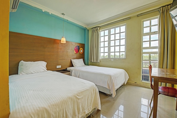 Quarto Twin Standard | Cofre no quarto, secretária