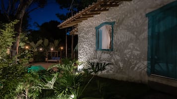 Fachada do alojamento (tarde/noite)