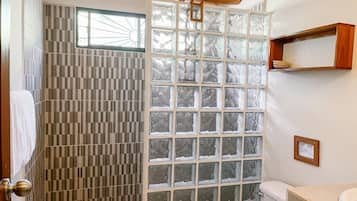 Chuveiro, chuveiro com efeito de chuva, toalhas de banho