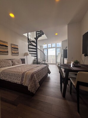 Suíte estúdio superluxo, 1 quarto, vista para a cidade | Roupas de cama premium, edredons de pluma, individualmente decorados