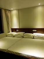 Quarto Quádruplo, 2 camas de casal | Cortinas/cortinados opacos, ferro/tábua de engomar, Wi-fi grátis 