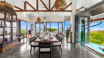 Uma torradeira, uma cadeira de bebé