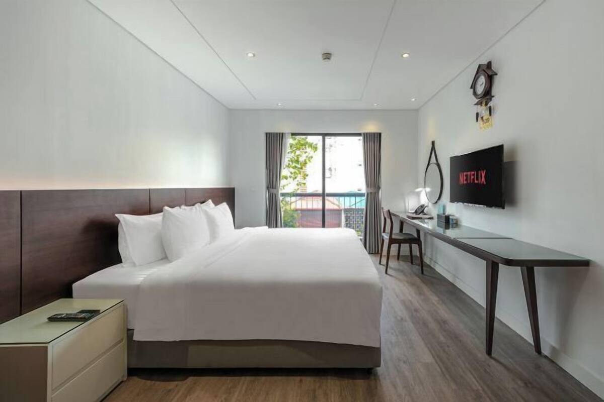 Frigobar, cofres nos quartos, cortinas blackout