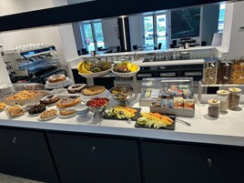 Café da manhã com buffet grátis todos os dias