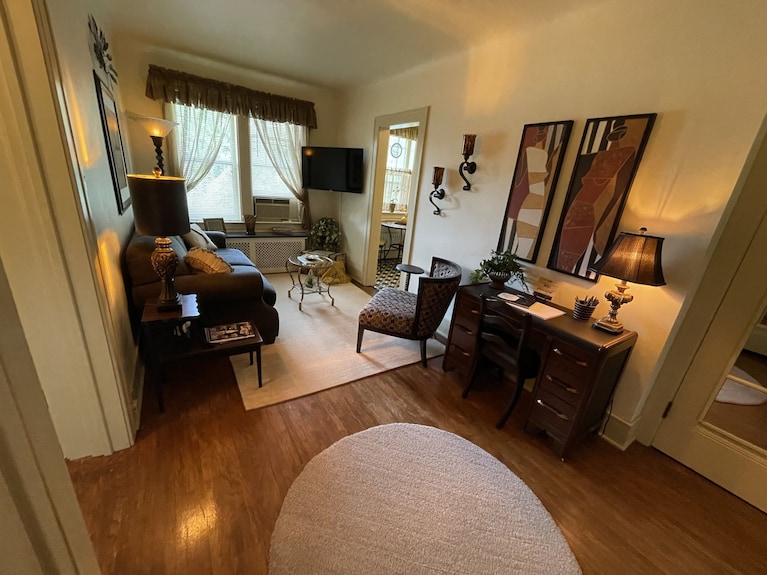 Charming Renovated One Bedroom Apartment. - Lincoln Park, MI
