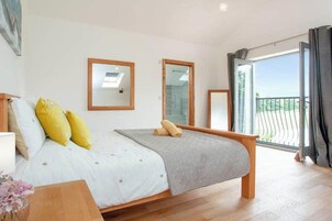 2 quartos, ferros/tábuas de passar roupa, roupa de cama