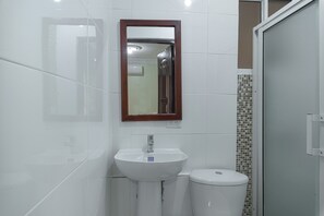 Apartamento | Casa de banho | Um polibã, toalhas fornecidas