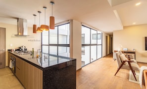 Apartamento luxo | Cozinha privada | Geladeira, micro-ondas, fogão, cooktop