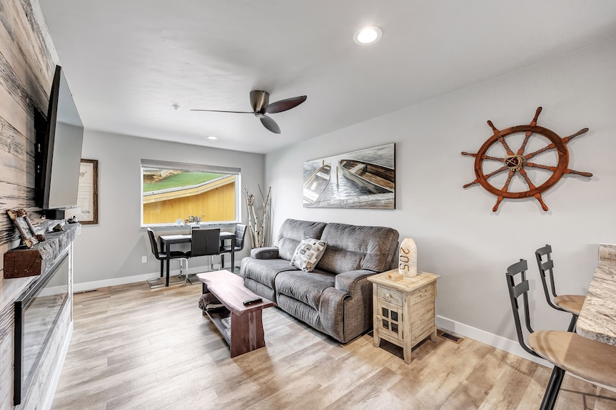 Condo 5-sister Bay Gem-steps To The Beach - Pebble Beach, Sister Bay