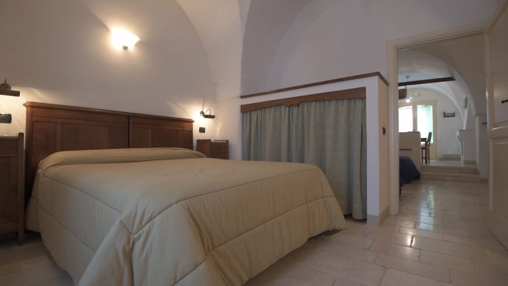 Old Stables In Historic Farmhouse In Panoramic Position Between Sea And Hills - Pouilles
