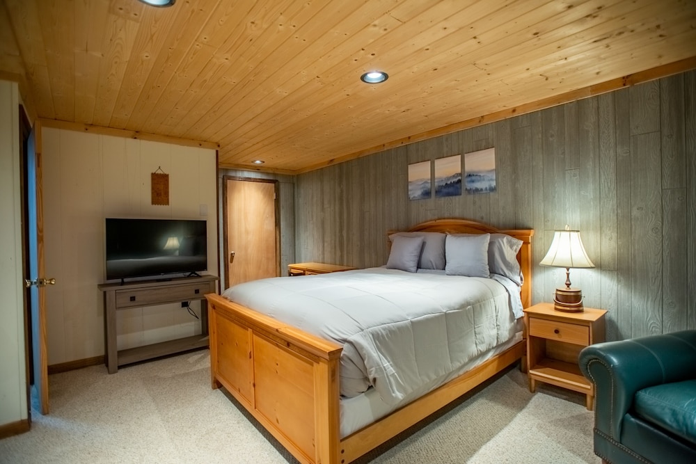 Serene Mtn cabin, views, hot tub, skiing, hiking, close to Asheville - Wolf Laurel | Vrbo