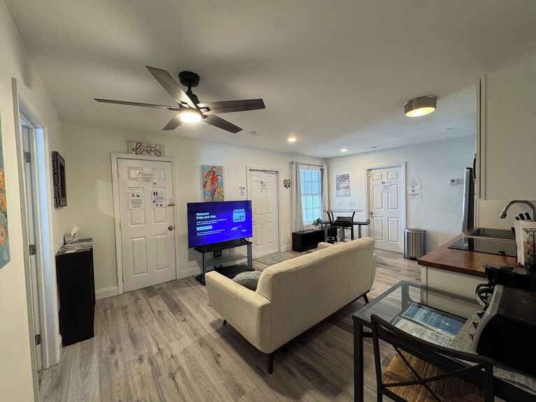 Guest House West Palm Beach 1br/1 Bath\n - West Palm Beach, FL