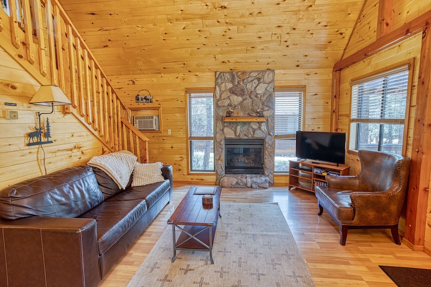 Cozy Cabin W/ Loft, Private Hot Tub, Near Bison Ranch, Sleeps 6 - Arizona