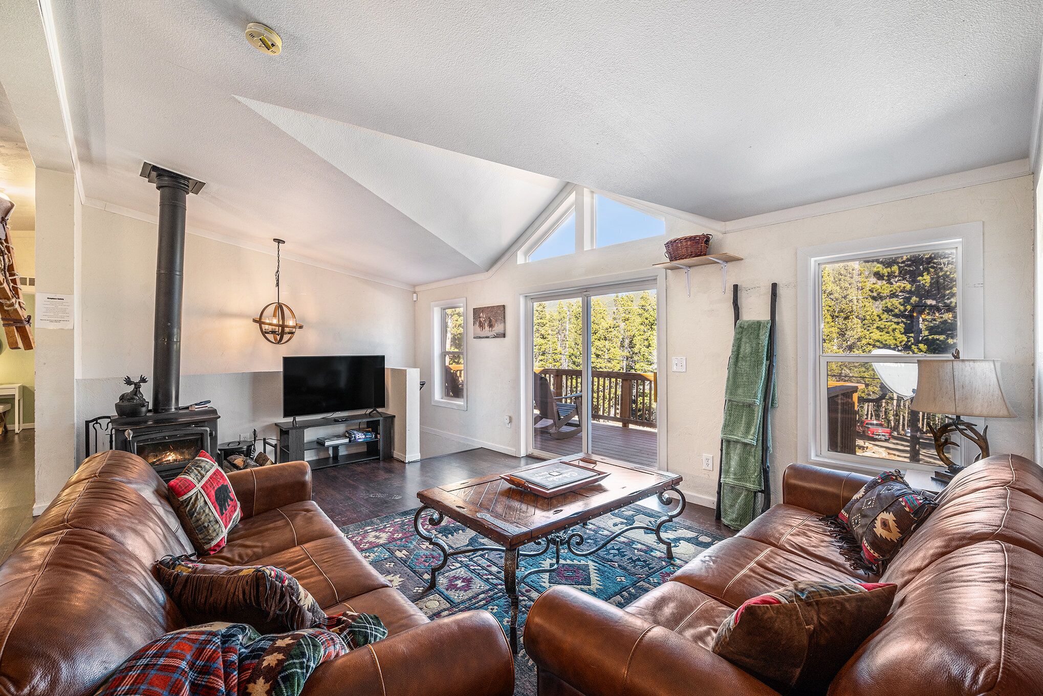 Spacious Mtn Cabin- With Hot Tub, Game Room, Skiing, Rafting, Views And More! - Idaho Springs, CO