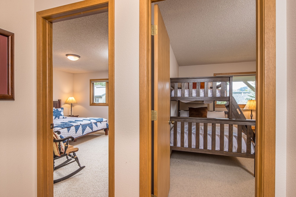 Condo in Meadow w/ Fireplace and Bonus Room - Mountain Meadow Magic ...
