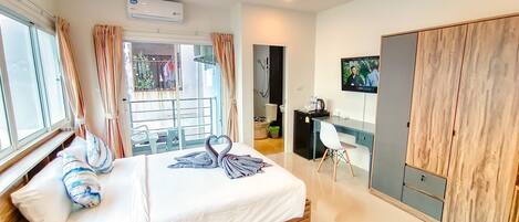 Quarto casal, sacada | Escrivaninha, espaço de trabalho para notebook, Wi-Fi de cortesia