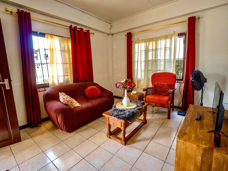 1 Bed Flat - Sleeps 2 - Parking - Wifi - Paramaribo
