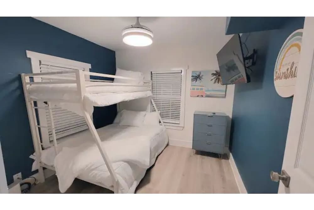 Bluecockatoo - Beachside, King Bed, Ev Charging! - Galveston, TX