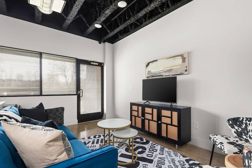 Plus One - Pet Friendly ~ Unique Reclaimed Commercial Space ~ 8 Min To Downtown - SoundWaves at Gaylord Opryland, Nashville