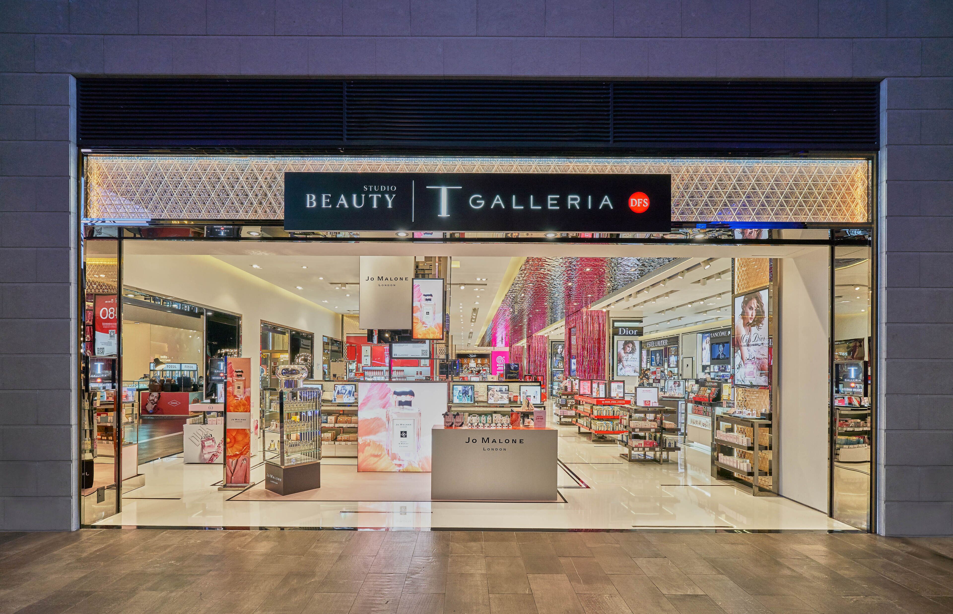 Uma loja de beleza com um destaque chamativo da 'Jo Malone' no centro.