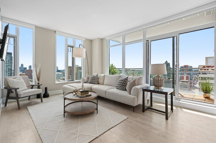 Stylish Corner Unit. Views & Comfort. Feel At Home - Alberta