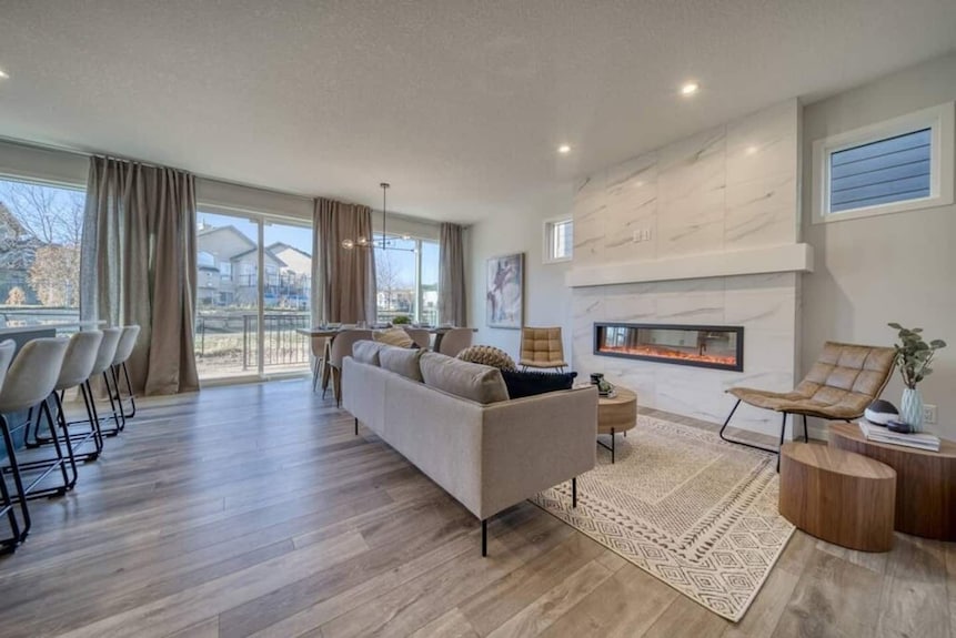 Luxurious Home; 6 Bdrm 3 Living Spaces & Ac - Calgary