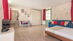 Um quarto com uma cama, uma escrivaninha e uma cadeira.
