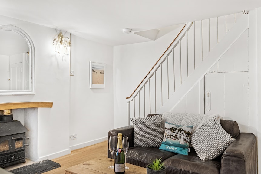 Private Garden & Central Location Within 5 Min Walk Of Town - Devon