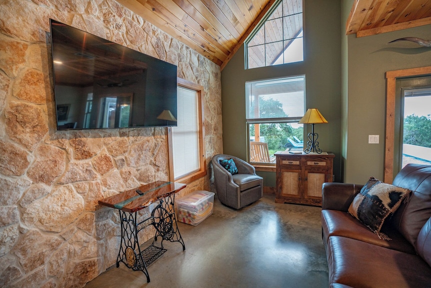 Vista Cottage On Exquisite Hill Country Ranch-giraffes, Rhino & Zebra Encounters - Texas