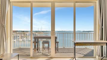 Apartamento Superior, varanda, vista para a baía | Terraço/pátio interior