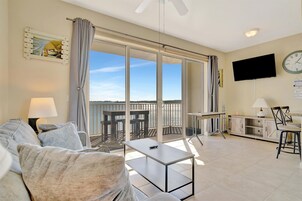 Apartamento superior, sacada, vista para a baía | Área de estar | TV LED 32 polegadas com canais digitais, TV