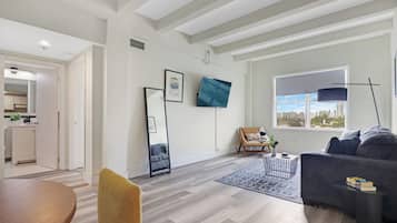 Apartamento Clássico | Sala de estar | Televisor LCD de 32 polegadas com canais digitais