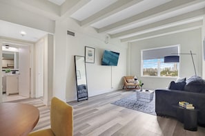 Apartamento Clássico | Sala de estar | Televisor LCD de 32 polegadas com canais digitais